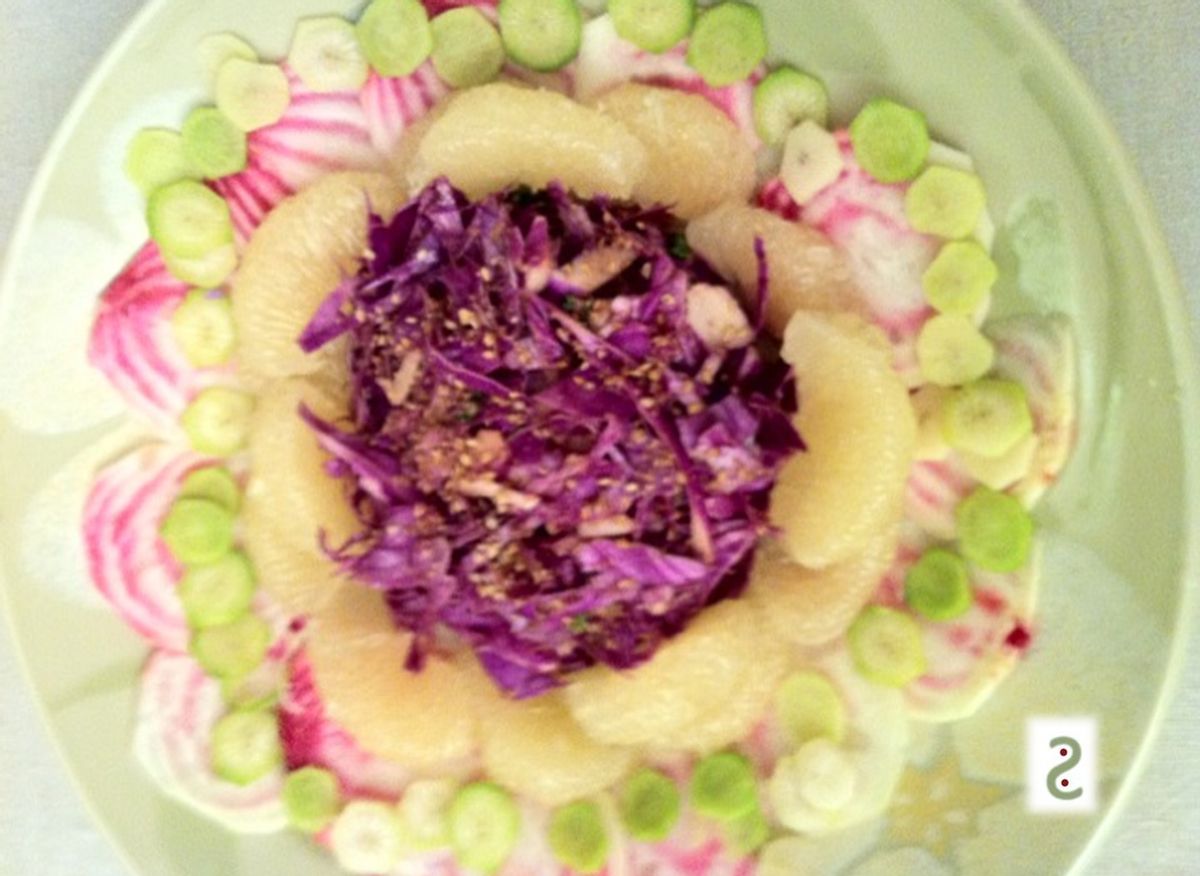 Salade rose betterave et chou sauce cacahuètes - FemininBio