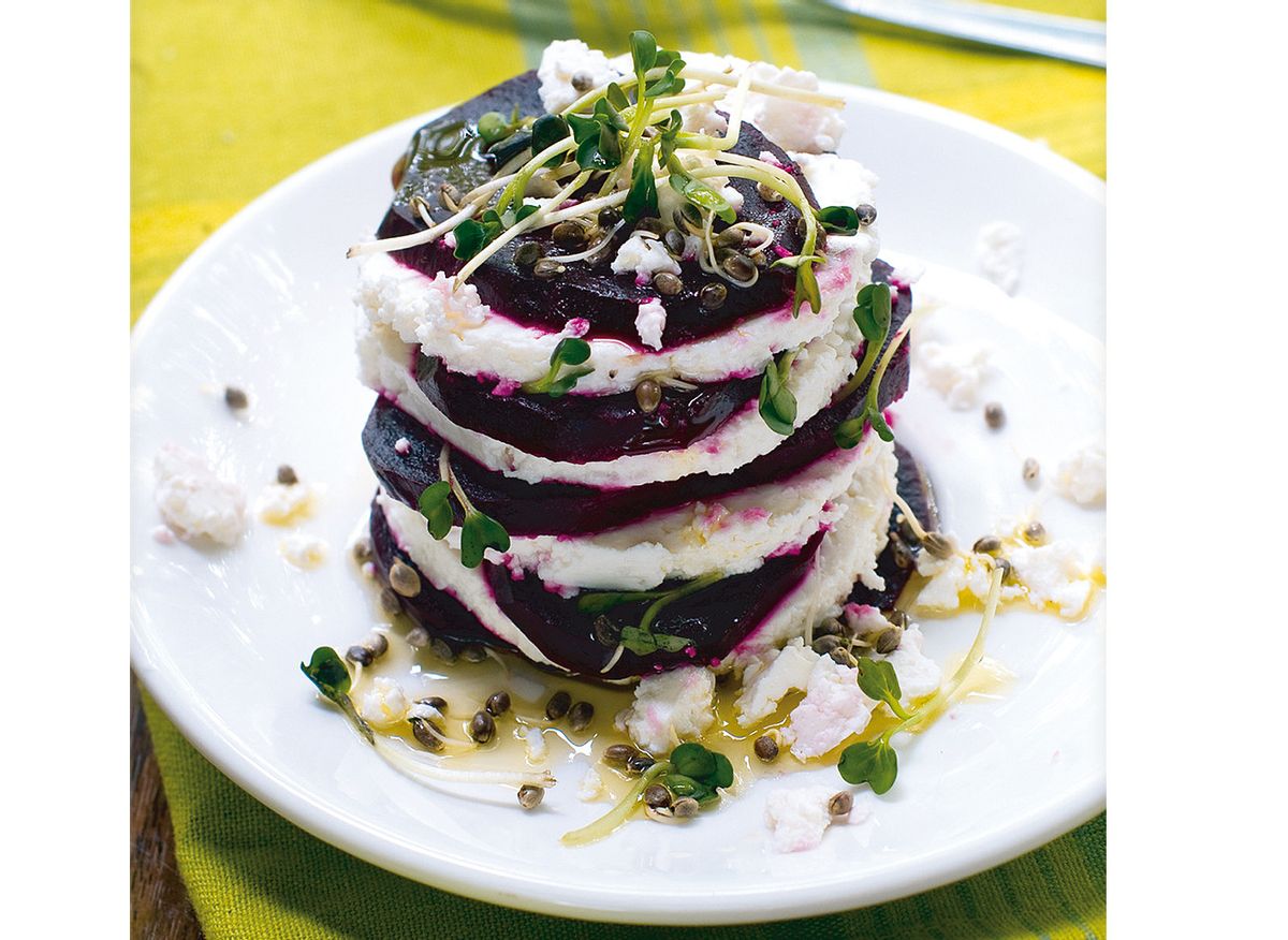 Millefeuille de betterave au chèvre frais et pousses d'alfalfa - FemininBio